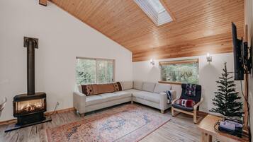 Cabine, 2 quartos, fumadores, pátio | Sala | Lareira