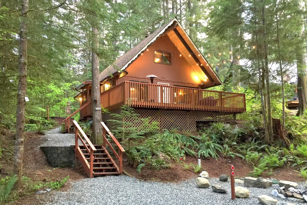 Snowline Cabin #98 A Pet Friendly Cabin With A Wood Stove, Hot Tub And Wifi! - Glacier, WA