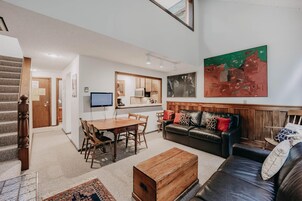 Apartamento, 2 quartos, varanda, vista para a montanha | Sala