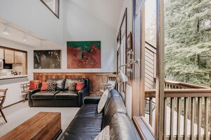 Apartamento, 2 quartos, varanda, vista para a montanha | Sala