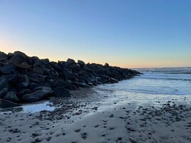Uma costa rochosa com ondas.