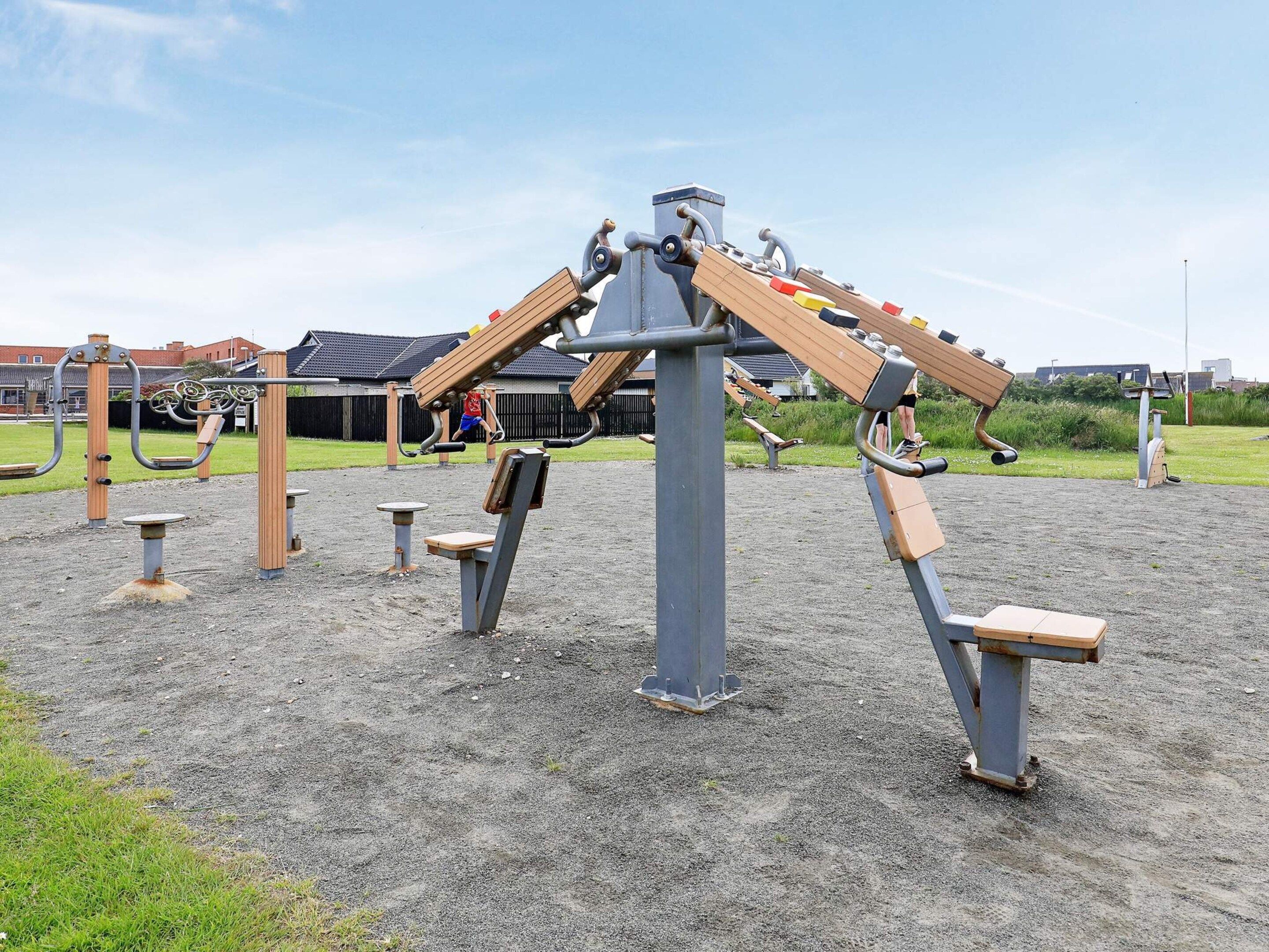 Equipamentos de ginástica ao ar livre em um parque.