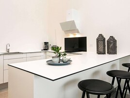 Apartamento | Cozinha privada | Uma cadeira de bebé 