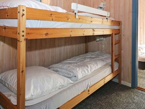 4 quartos, com mobília individualizada, berços/camas para crianças 