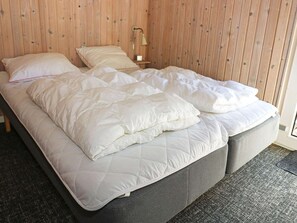 4 quartos, com mobília individualizada, berços/camas para crianças 