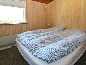 4 quartos, com mobília individualizada, berços/camas para crianças 