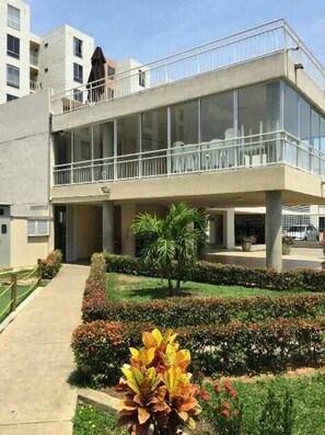 Apartamento em Condomínio Fechado, 2 quartos, varanda | Exterior