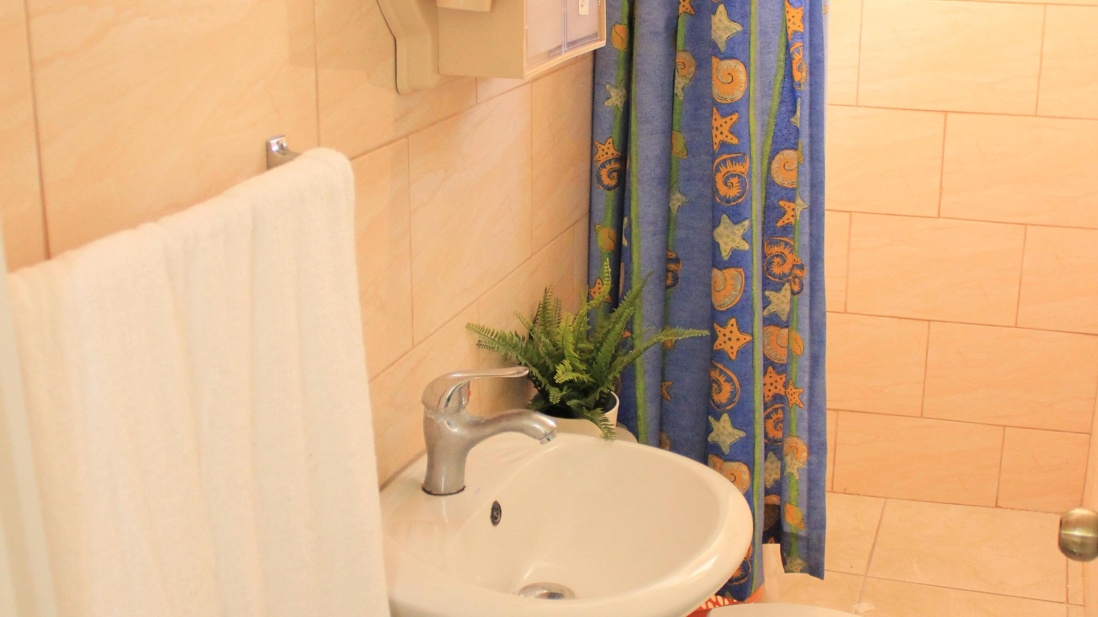 Apartamento em Condomínio Fechado, 3 quartos, fumadores, varanda | Casa de banho | Um polibã 