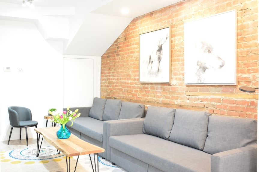 Best Spot In Town! Sunny Terrace - 3 Bedrooms W/ Private Bathrooms - Fast Wi-fi - New England