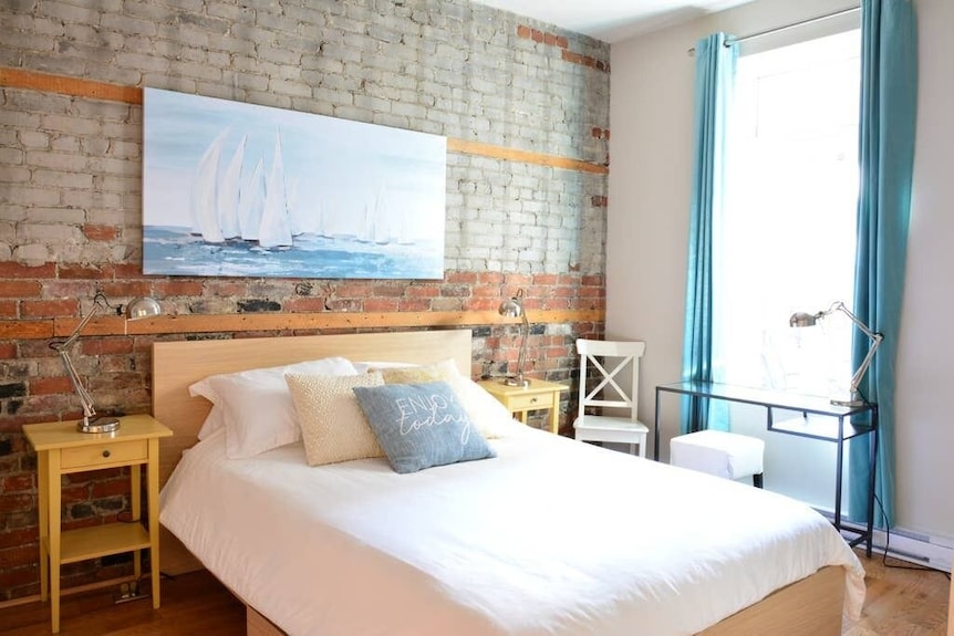 Rare Find! Ground Floor Apartment Near Metro. Patio, 4 Bedrooms + 4 Bathrooms. - Montreal