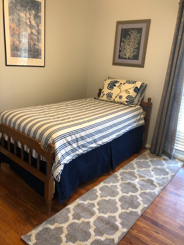 Cozy Comfortable Home Near Lakes, Parks And Downtown Sumter - Sumter, SC