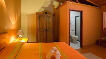 Quarto, 1 cama King | Ferros/tábuas de passar roupa, roupa de cama