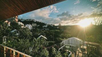 Vista de uma área residencial com casas e céu claro.
