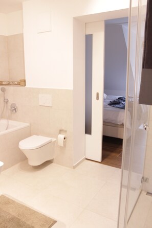 Apartamento superluxo | Comodidades do banheiro | Produtos de toalete grátis, secador de cabelo, piso aquecido