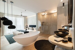 Apartamento de Luxo, 1 quarto, varanda, vista para o mar (Free Access to AquaHouse & Beach) | Casa de banho | Um polibã e uma banheira separados, chinelos, toalhas fornecidas 