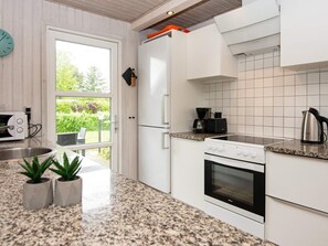 Casa | Cozinha privada | Uma cadeira de bebé 