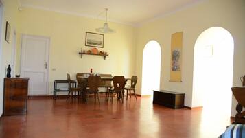 Apartamento, 2 quartos | Sala de estar | TV de tela plana