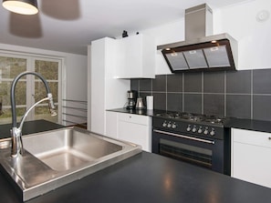 Casa | Cozinha privada | Uma cadeira de bebé