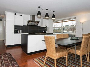 Casa | Cozinha privada | Uma cadeira de bebé
