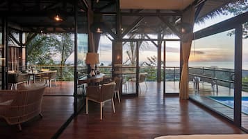 Villa Panorâmica, vista para o oceano | 1 quarto, cofre no quarto, com decoração personalizada