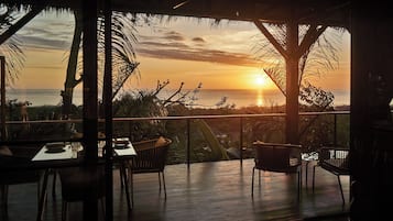 Villa Panorâmica, vista para o oceano | Terraço/pátio interior
