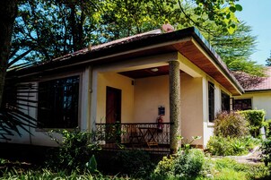 Uma casa com varanda, um extintor de incêndio e uma antena parabólica.