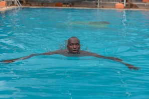 Piscina com águas azuis e cristalinas.
