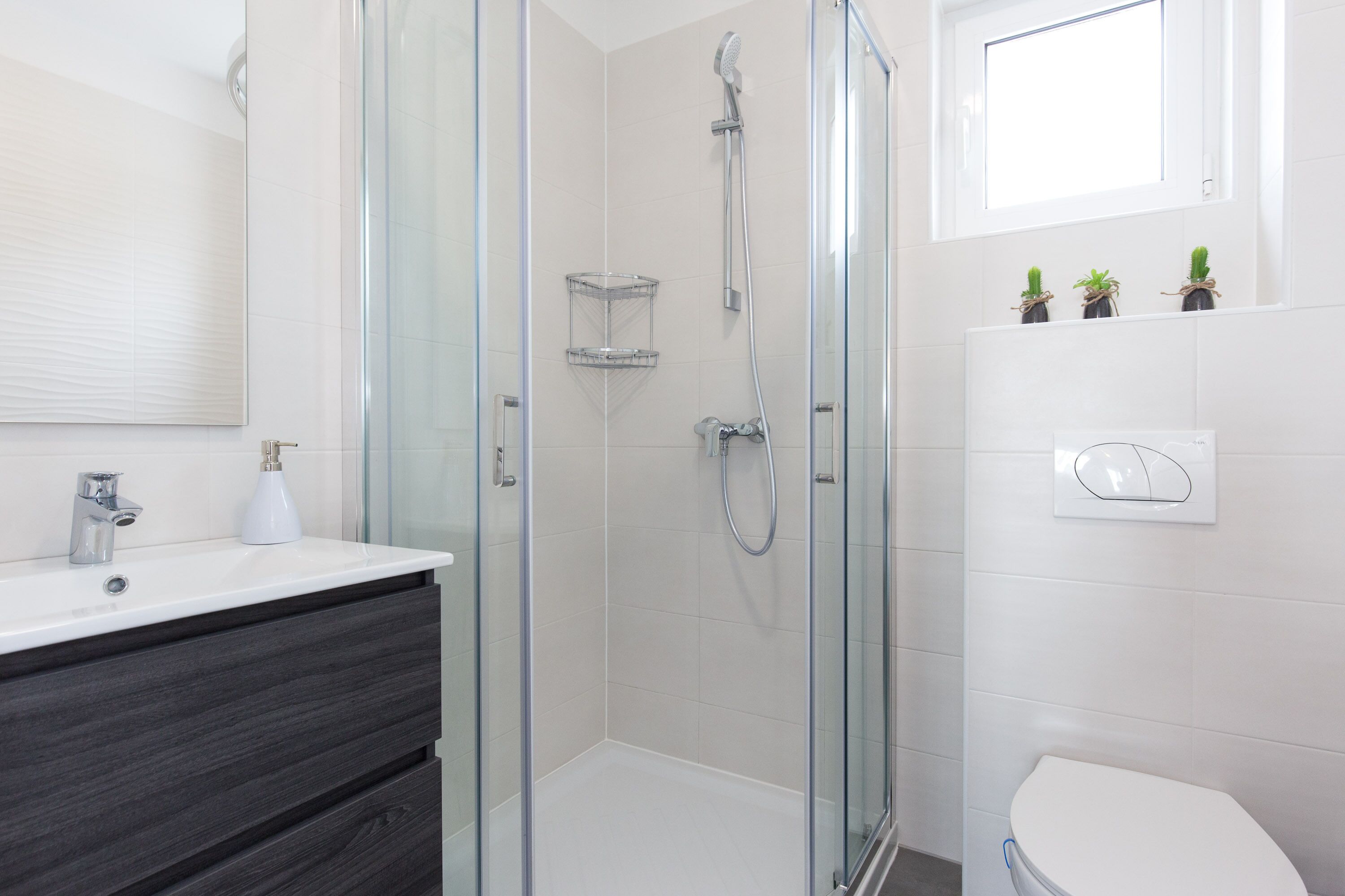 Apartamento Deluxe, vista para o mar | Casa de banho | Um polibã, toalhas fornecidas, sabão, papel higiénico 
