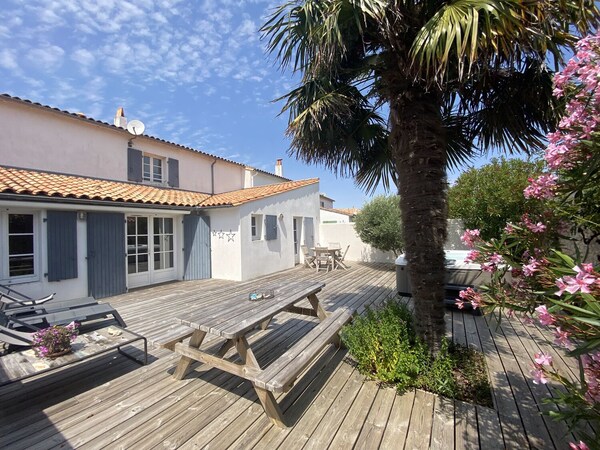 Belle Maison De 100m2 : Terrasse Plein Sud Et Spa, Lumineuse Et Agréable - Île de Ré