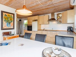 Casa | Cozinha privada | Uma cadeira de bebé 