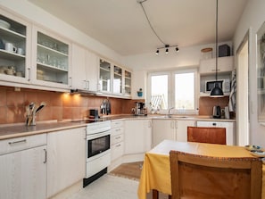 Casa | Cozinha privada | Uma cadeira de bebé