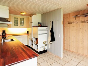 Casa | Cozinha privada | Uma cadeira de bebé