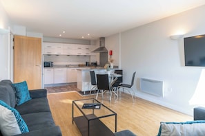 Apartamento Standard, 2 quartos, cozinha | Sala de estar | Smart TV de 40 polegadas com canais digitais 