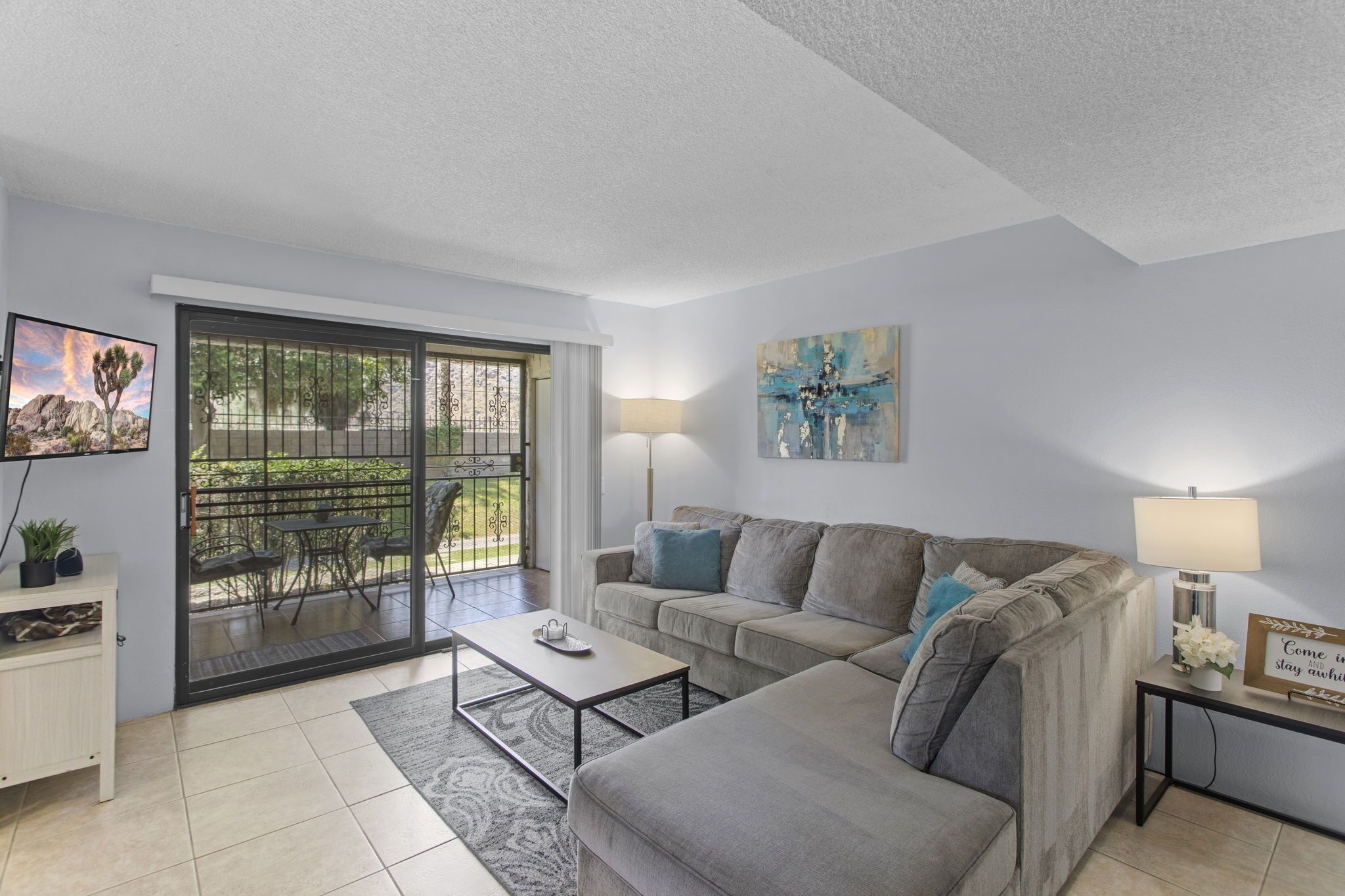 Bright 2br/2ba Getaway, Easy 1st-floor Entry, Jacuzzi + Pool And Lush Landscape - Palm Springs, CA