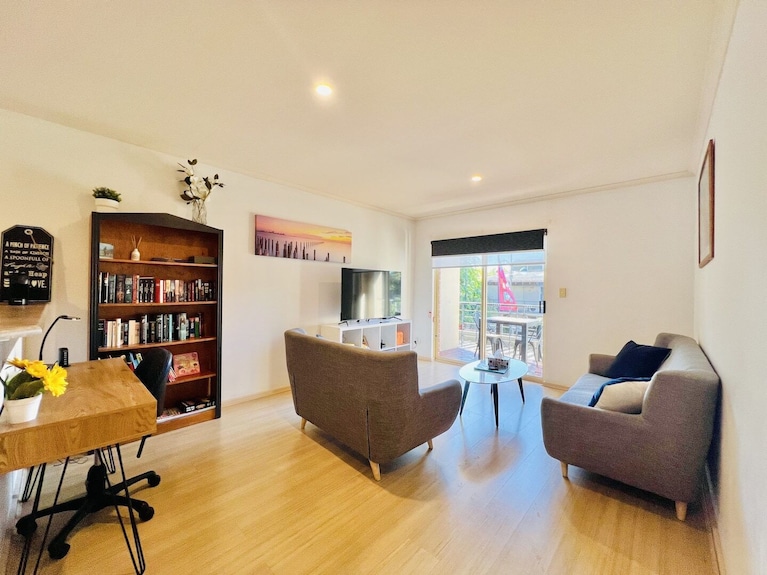 Safe & Secure 2 Bedroom Apartment On Melbourne St, North Adelaide. Near Cbd And Hospital. Free Park. - Adelaide