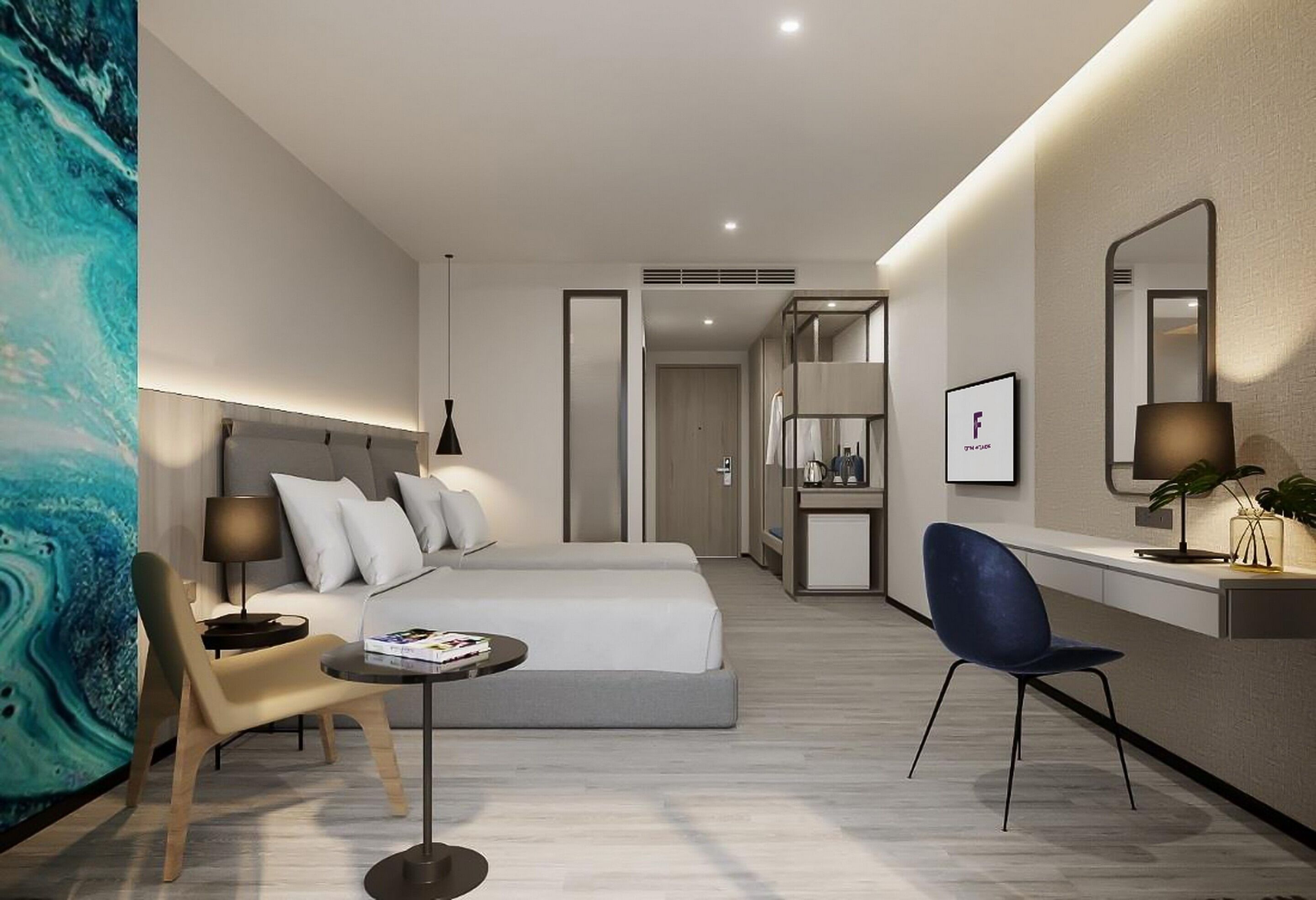 Quarto de hotel moderno com uma cama, uma escrivaninha, uma cadeira e um quadro grande na parede.