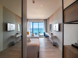 Deluxe Sea View Room | Cofre no quarto, secretária 