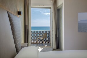 Quarto casal standard, sacada, vista para o mar | Cofres nos quartos, escrivaninha, cortinas blackout, Wi-Fi de cortesia