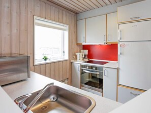 Casa | Cozinha privada | Uma cadeira de bebé 