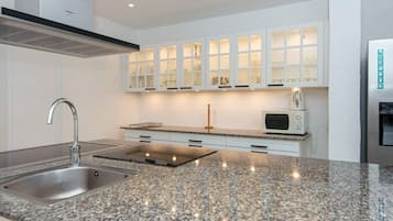 Casa | Cozinha privada | Uma cadeira de bebé