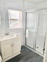 Apartamento | Banheiro | Chuveiro, produtos de toalete grátis, toalhas de banho 