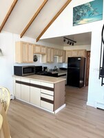 Apartamento em Condomínio Fechado, vista para o oceano | Cozinha privada | Um frigorífico/congelador grande, um micro-ondas, um forno