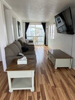 Apartamento | Sala de estar | TV de ecrã plano, Netflix, Hulu, serviços de streaming 
