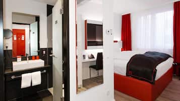 Quarto casal superior | Frigobar, escrivaninha, espaço de trabalho para notebook