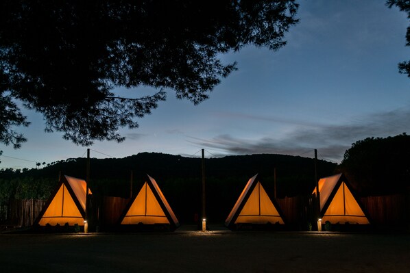 Fachada da propriedade à noite