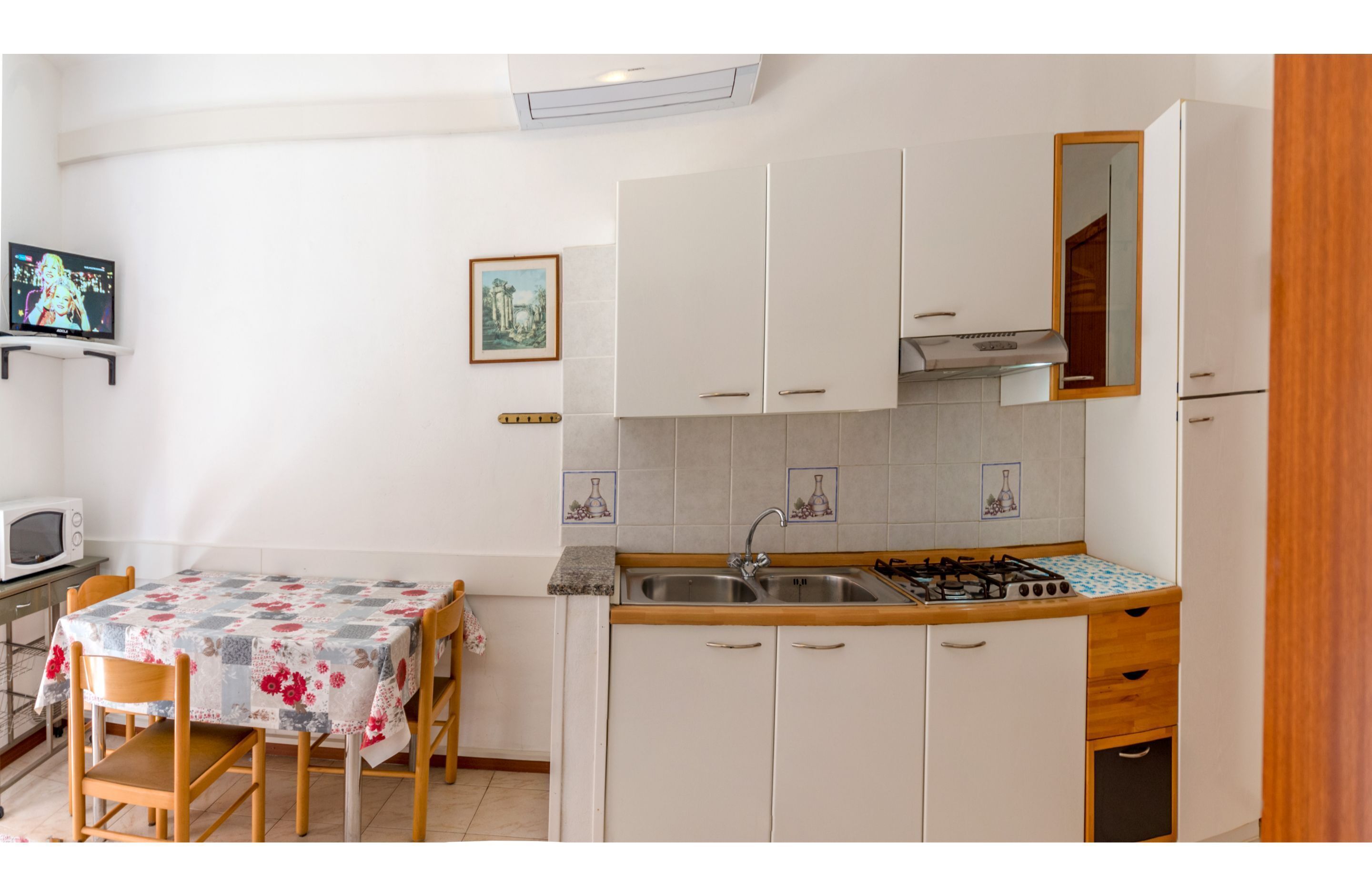Um frigorífico, utensílios de cozinha 