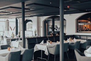 Serviço de almoço e jantar, restaurante ao ar livre 