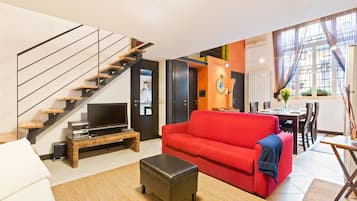 Apartamento, 1 quarto | Banheiro | Banheira e chuveiro separados, chuveiro com efeito de chuva