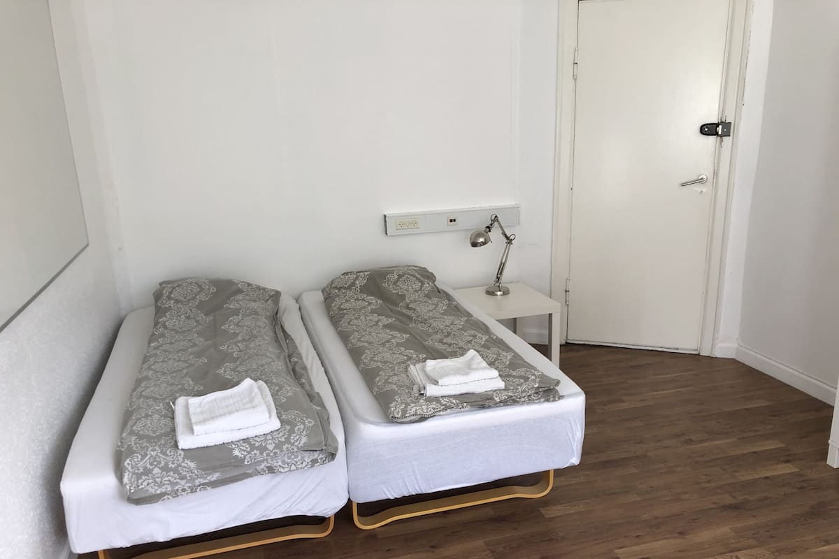 Quarto Duplo ou Twin, casa de banho partilhada | Secretária, secretária adequada para computadores portáteis