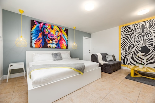 Zebaraland Xxl Studio - Fort Lauderdale, FL